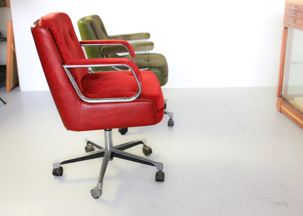 Red Swivel Chair – Huisraad Modern