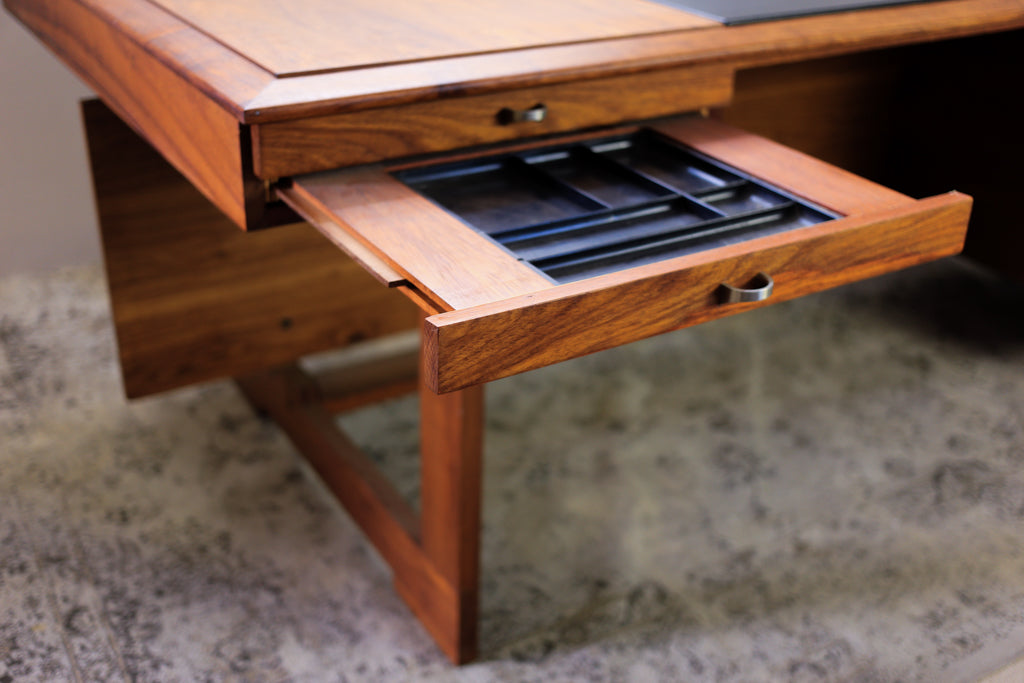 Large Modernist Kiaat Desk – Huisraad Modern